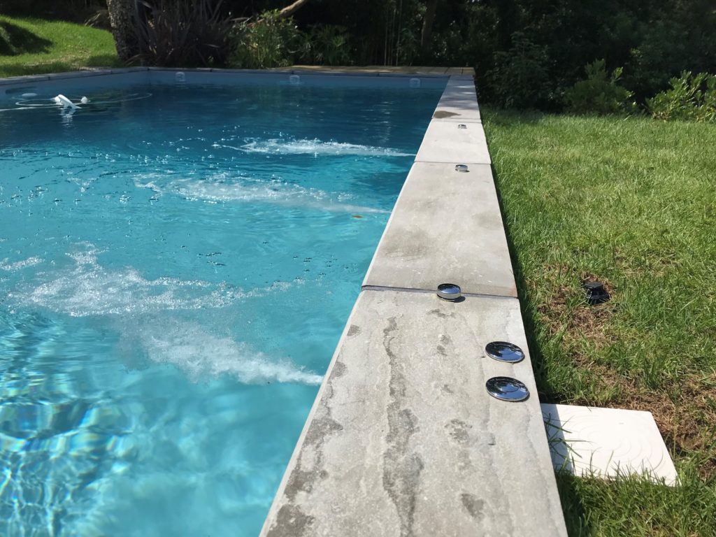 Piscine 8m70 x 3m50 volet roulant immergé et SPA – Lyneo Piscines